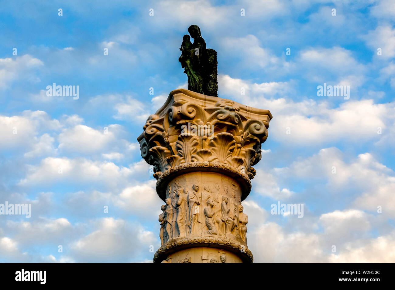 Sculpted column hi-res stock photography and images - Alamy