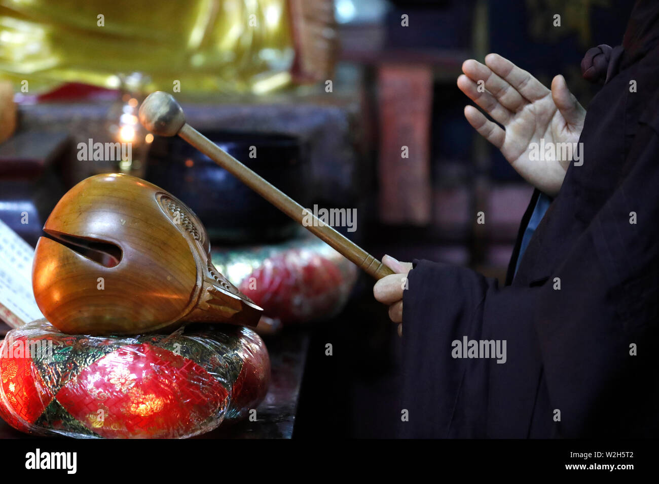 Taoist monk hi-res stock photography and images - Alamy