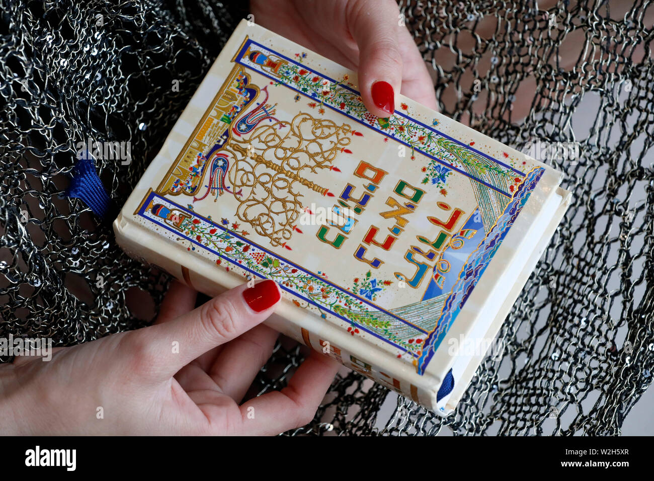 Jewish woman reading the Torah Stock Photo - Alamy