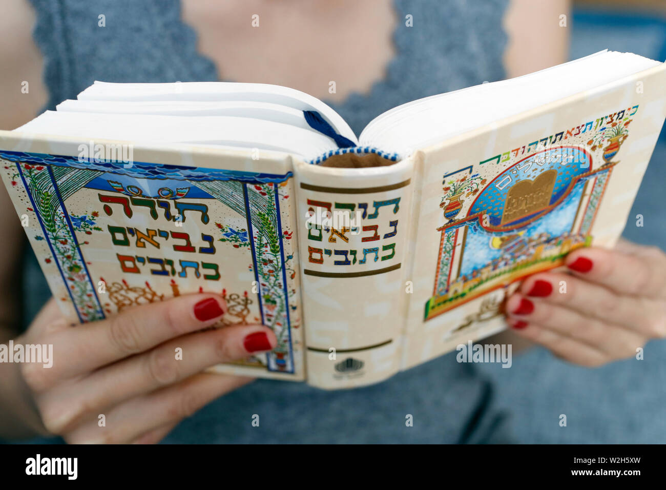 Jewish woman reading the Torah Stock Photo - Alamy