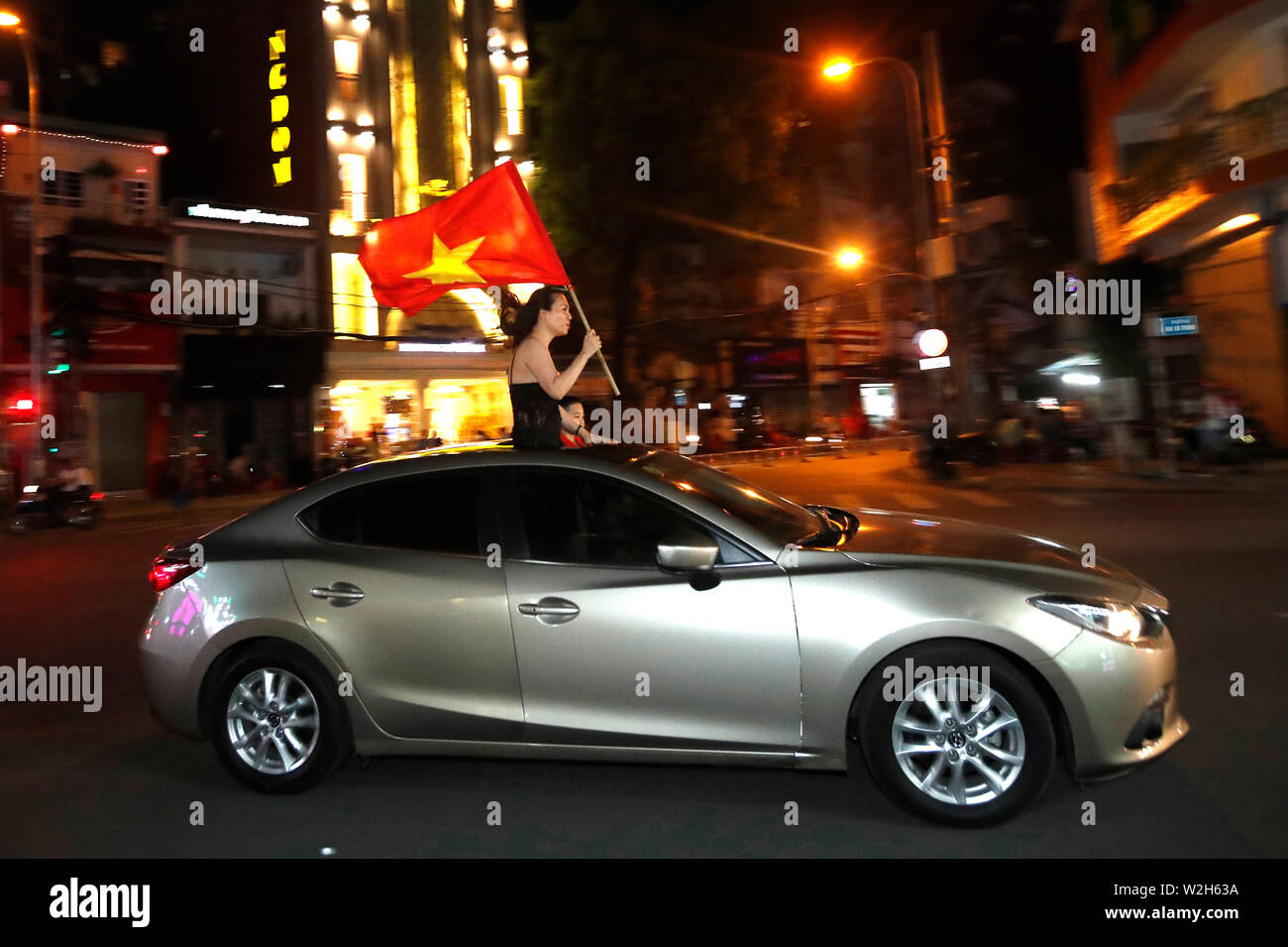 Luxury car at night hi-res stock photography and images - Alamy