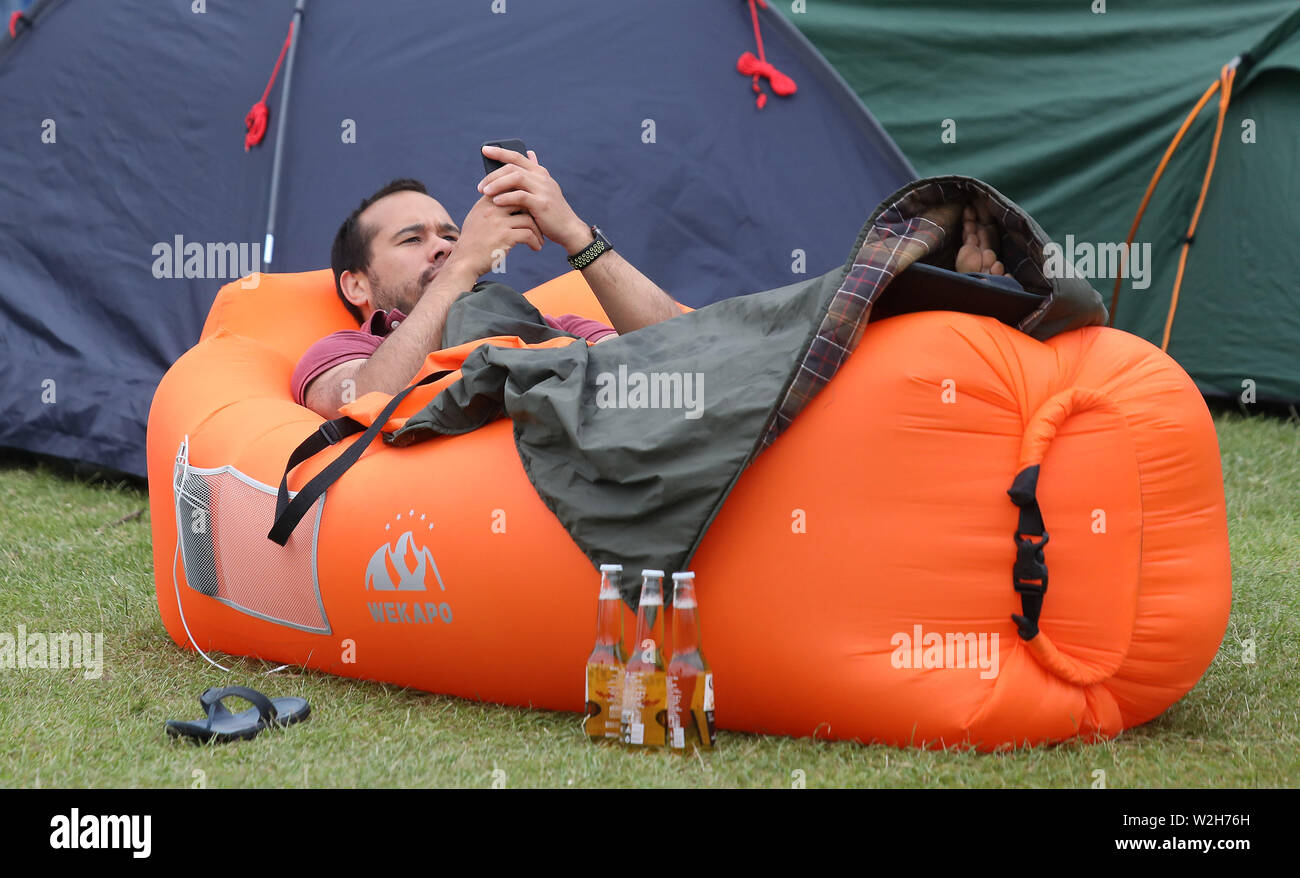 Alan bowe queuing hi-res stock photography and images - Alamy