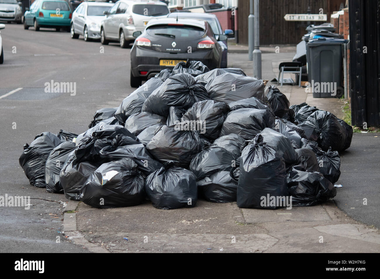Uncollected rubbish on pavement hi-res stock photography and images - Alamy