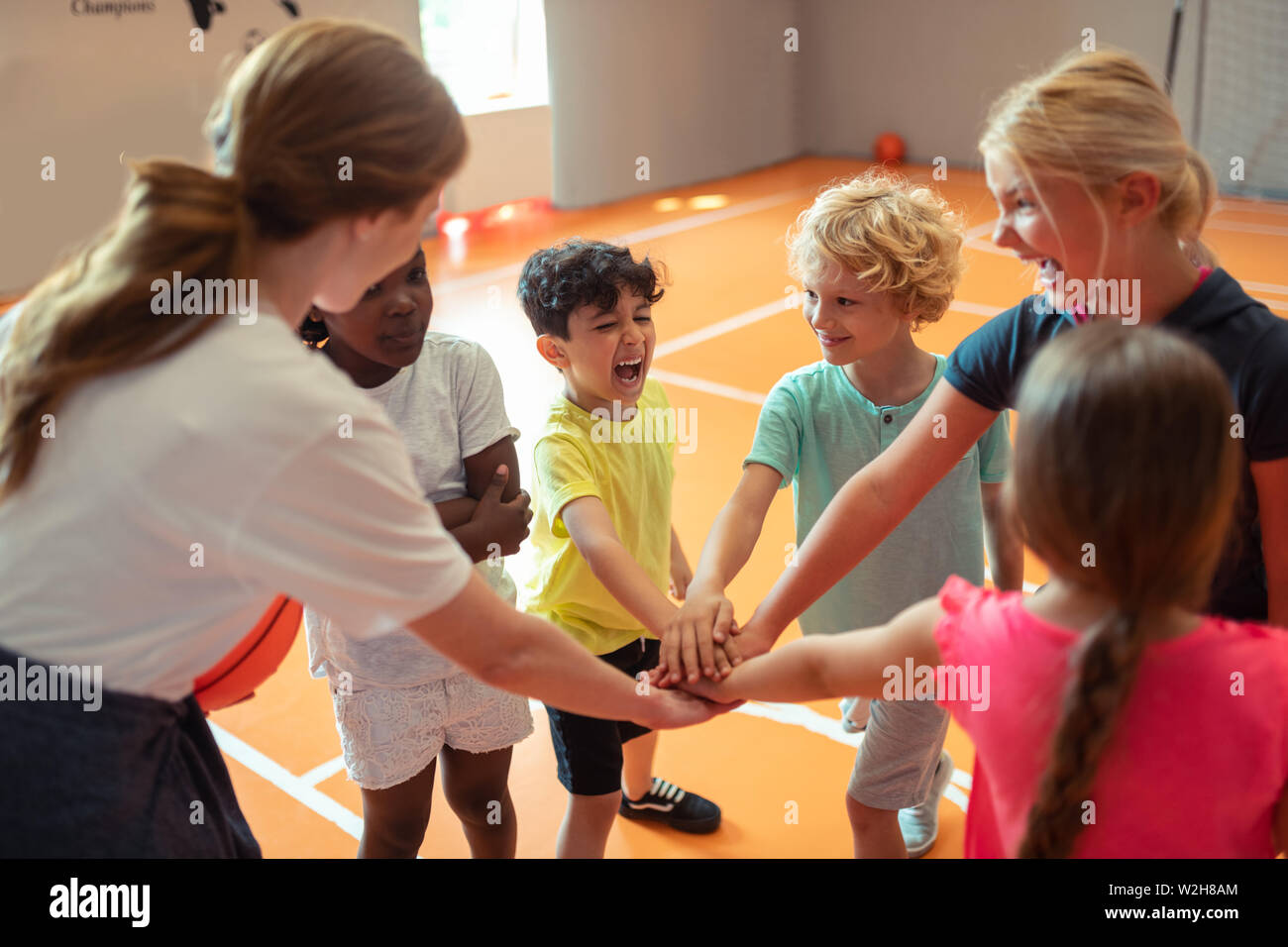 Kids cheering sports hi-res stock photography and images - Alamy