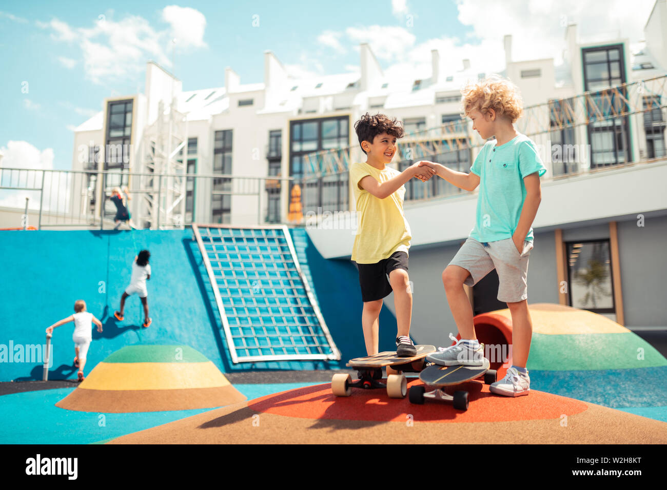 Children shaking hands hi-res stock photography and images - Alamy