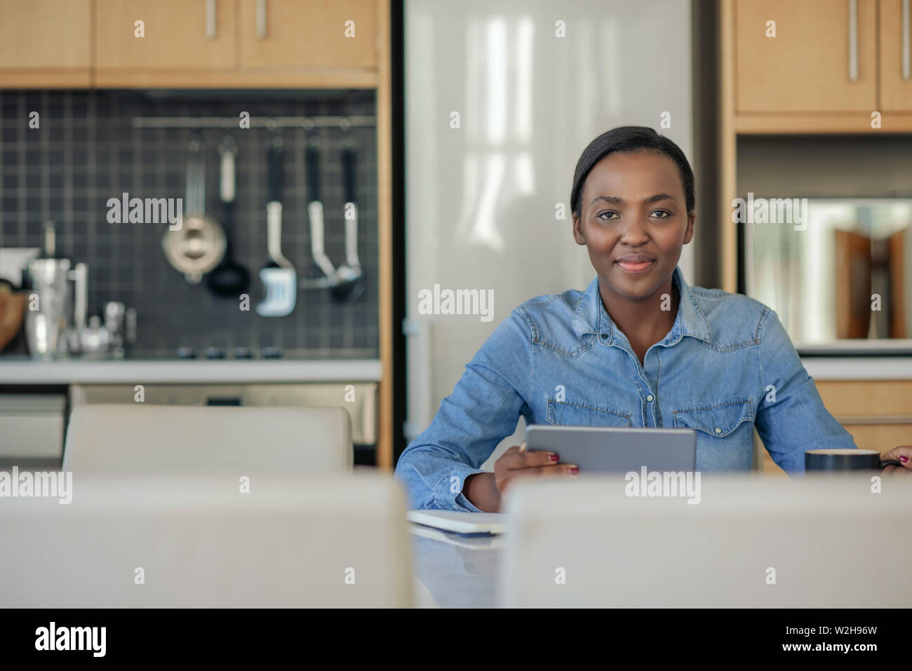 Black person banking hi-res stock photography and images - Alamy