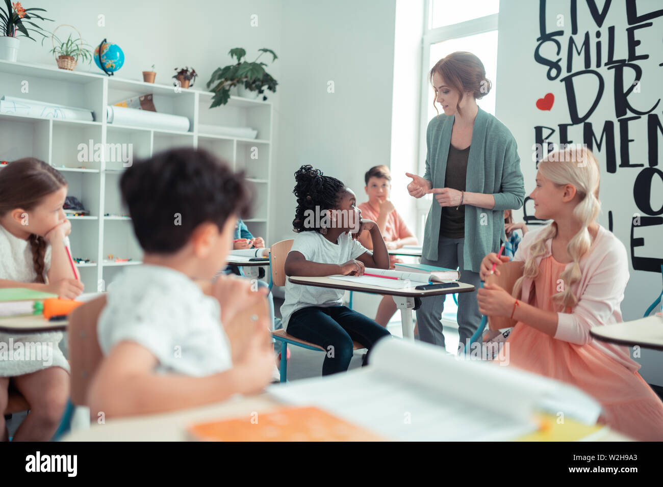 Teacher slowly explaining meaning of the exercise Stock Photo - Alamy Teacher slowly explaining meaning of the exercise Stock Photo - Alamy