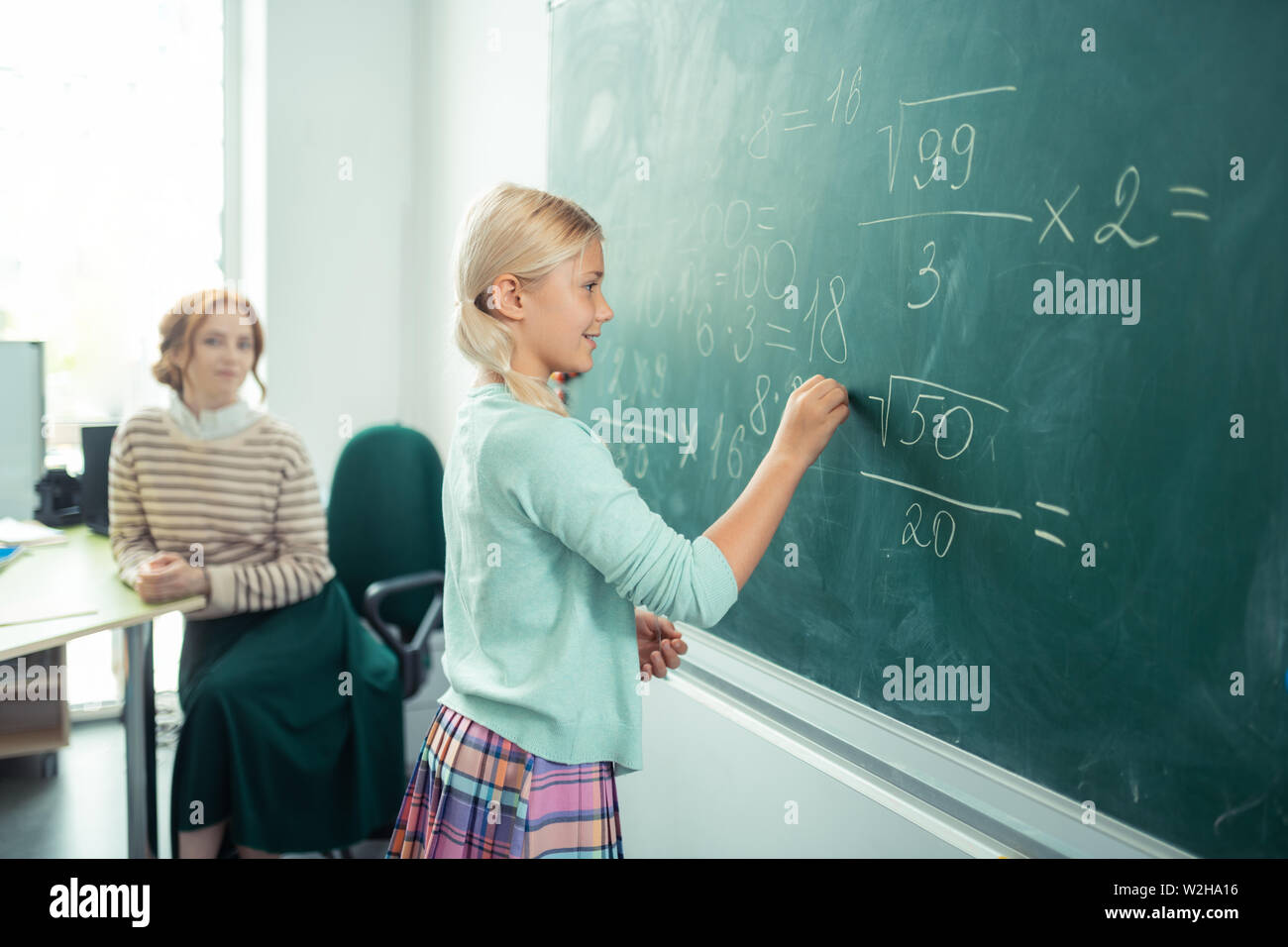 Children doing maths hi-res stock photography and images - Alamy
