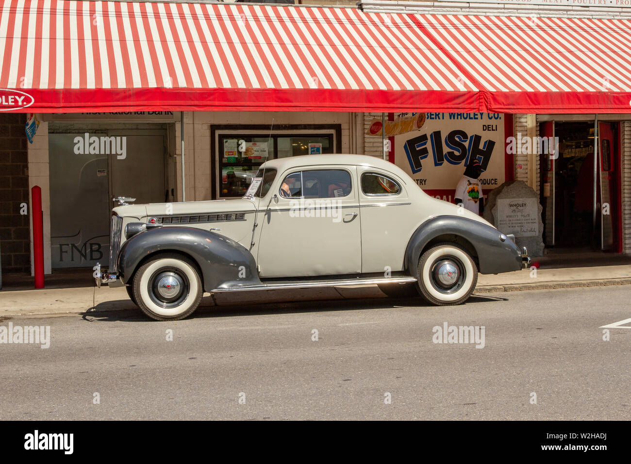 Vintage Old 1950s car Stock Photo - Alamy