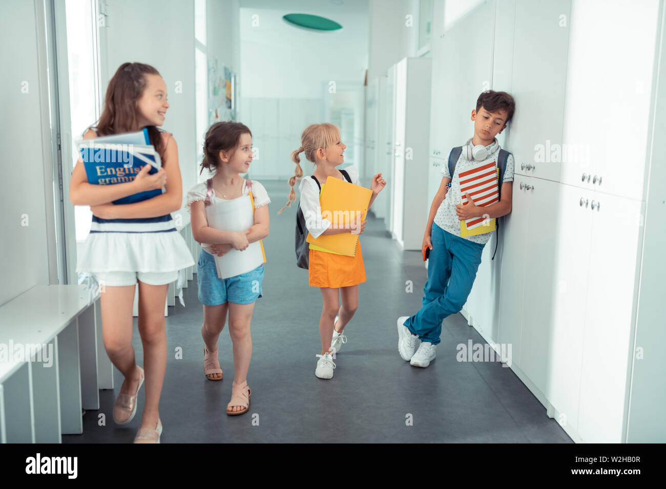 Teens at lockers hi-res stock photography and images - Alamy