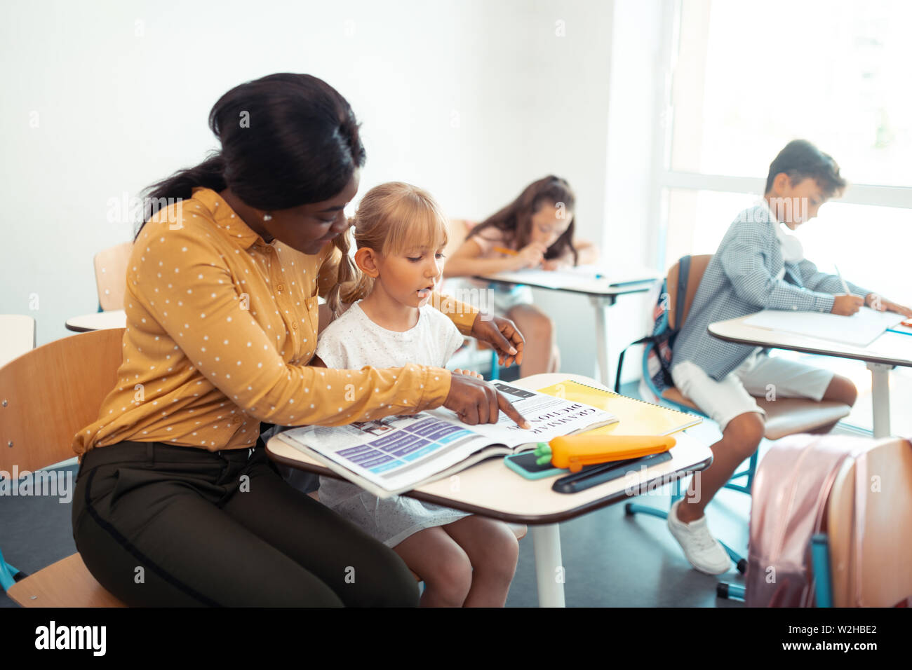 Children speaking with teacher hi-res stock photography and images - Alamy