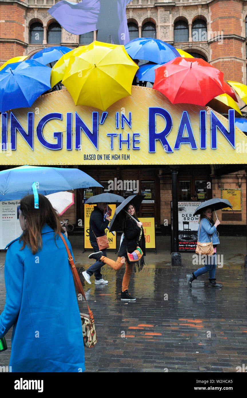 Singing in the rain west end musical hi-res stock photography and ...