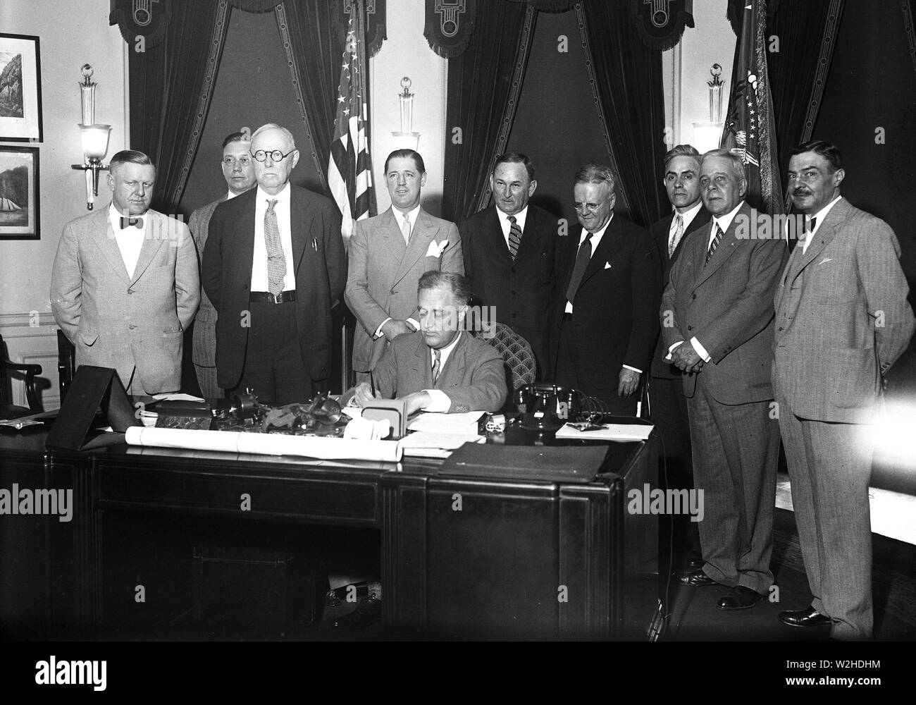 Franklin roosevelt bill singing hi-res stock photography and images - Alamy