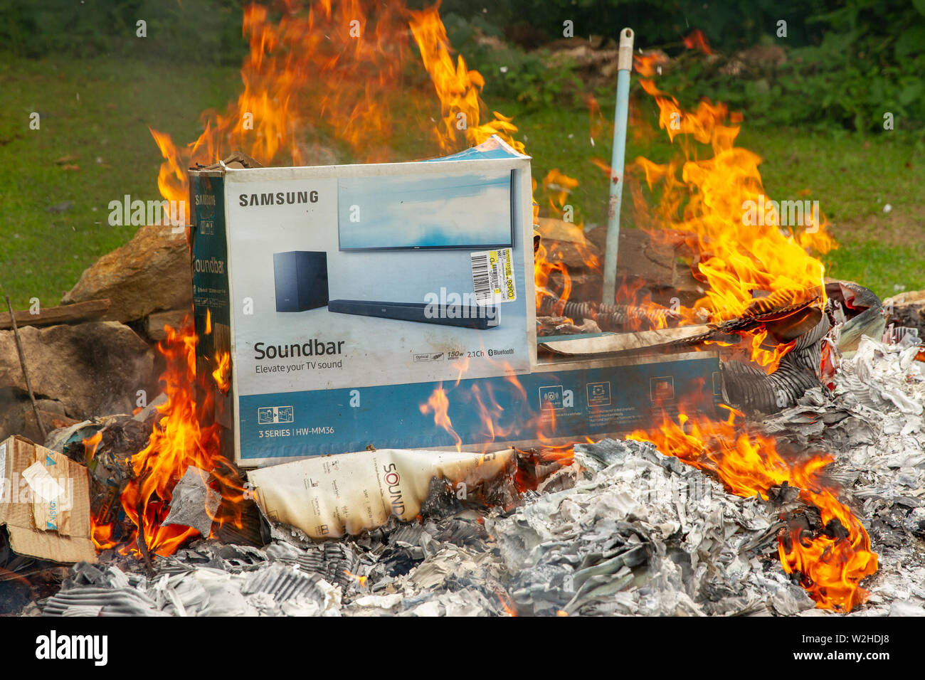Burning trash hi-res stock photography and images - Alamy