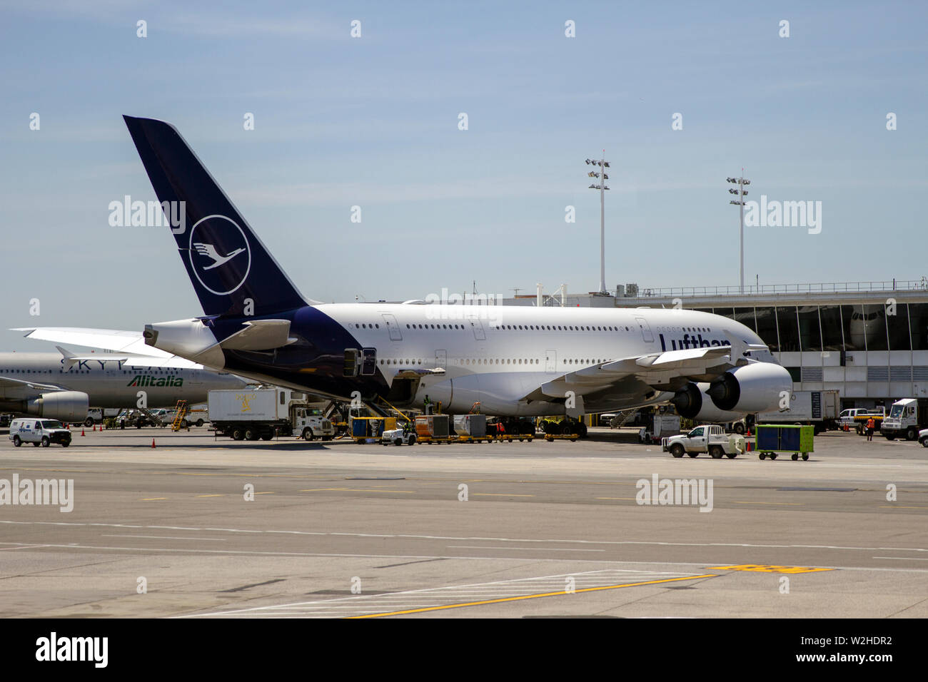 Airplanes at JFK Stock Photo - Alamy