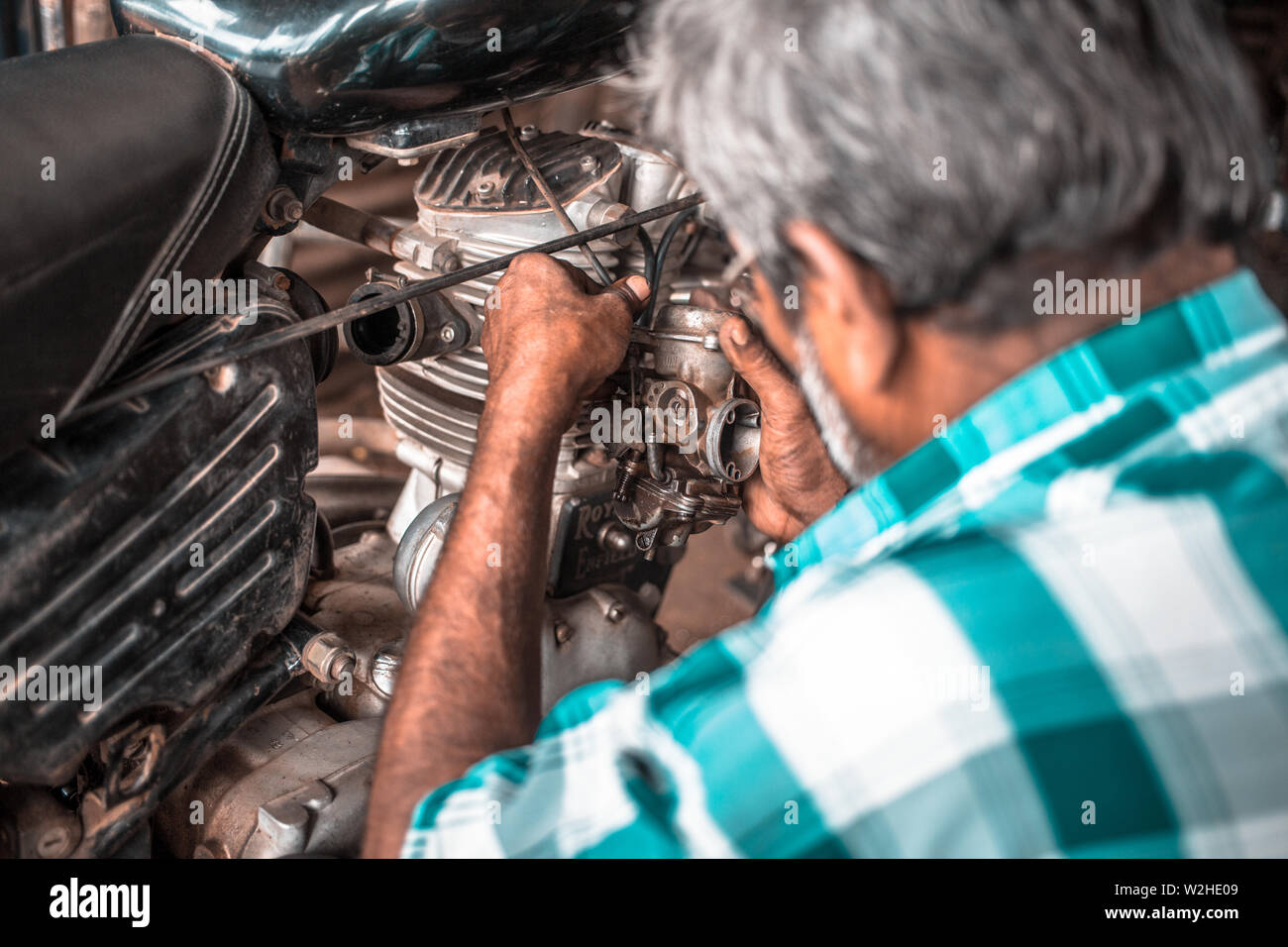India car mechanic hi-res stock photography and images - Alamy