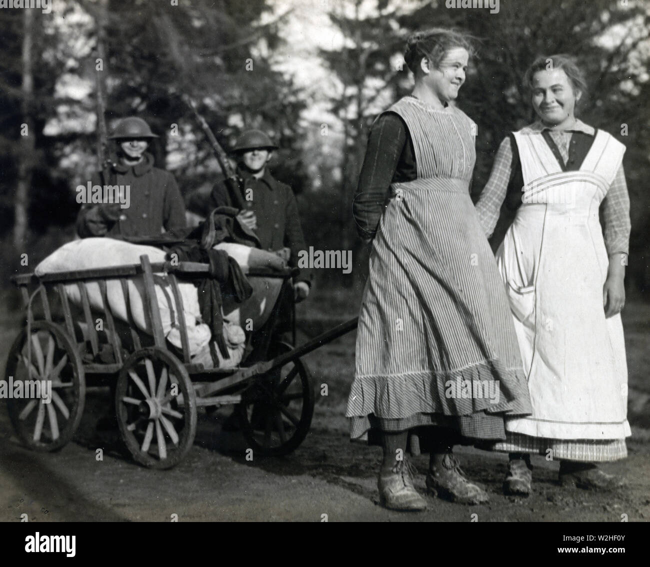 German women with meal for soldiers hi-res stock photography and images ...