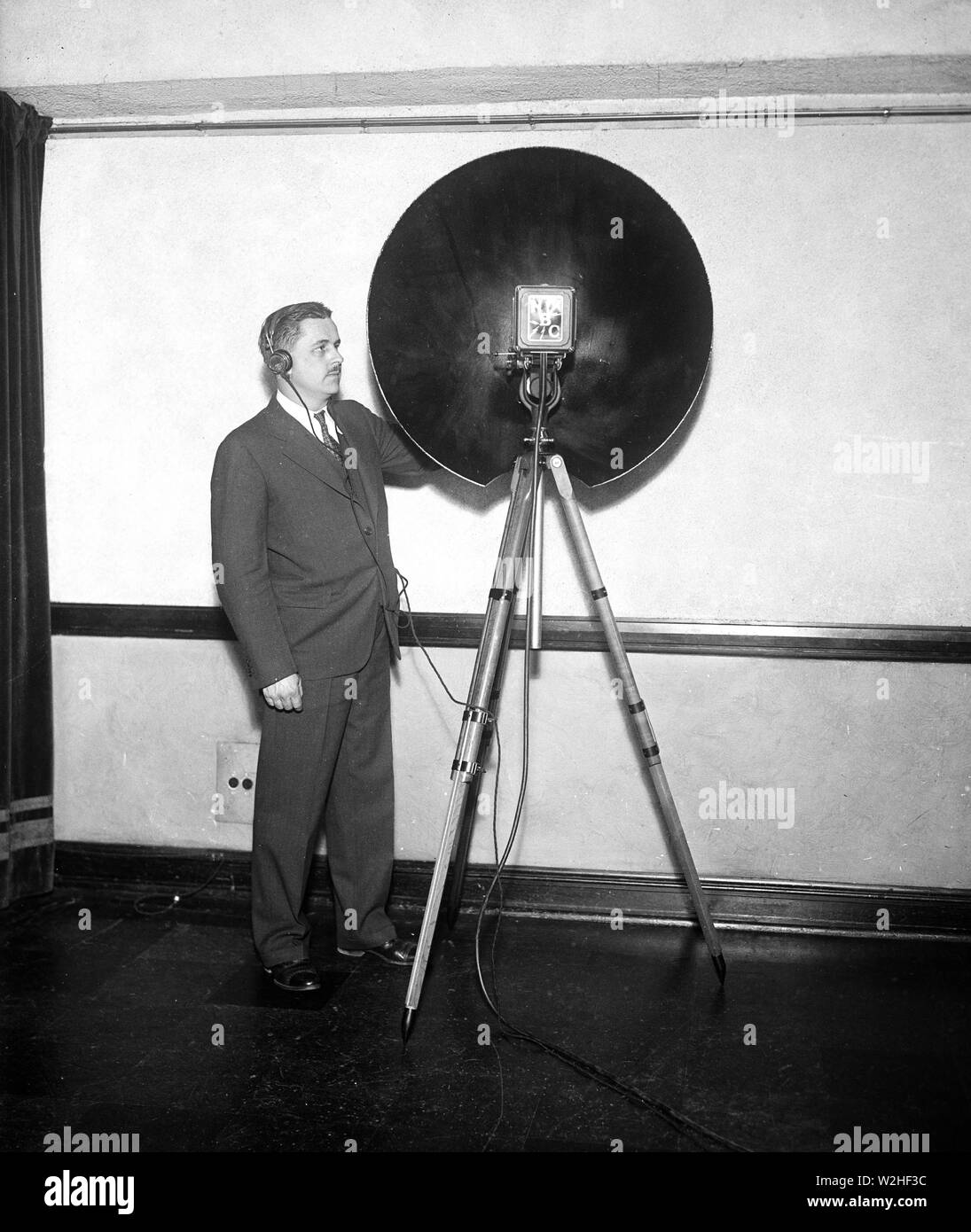 Parabolic microphone dish hi-res stock photography and images - Alamy