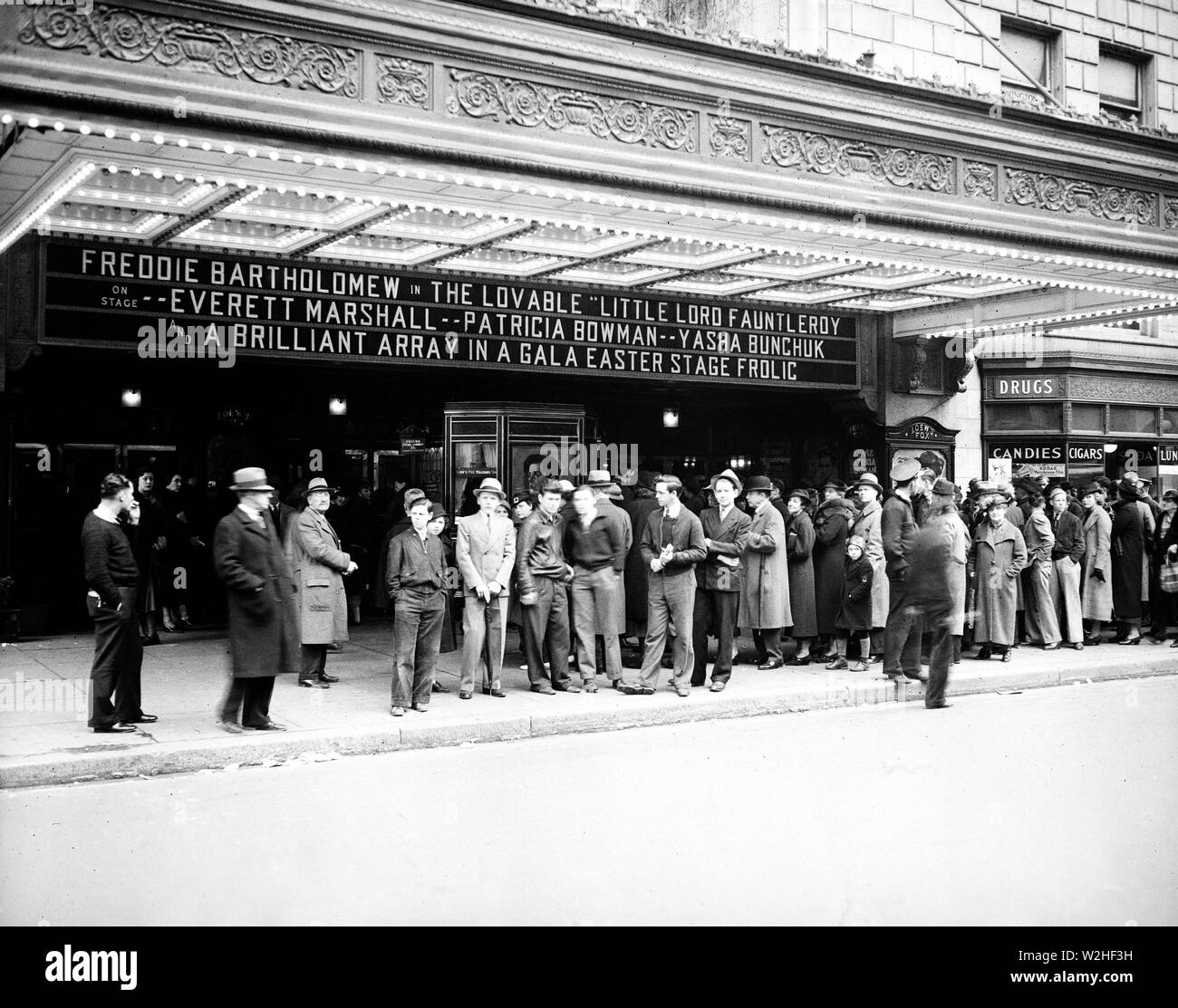 Customers line Black and White Stock Photos & Images - Alamy
