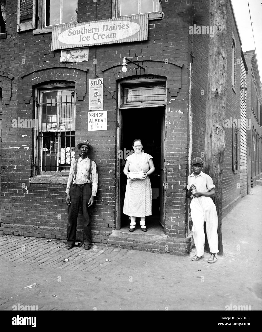 1935 slums hi-res stock photography and images - Alamy