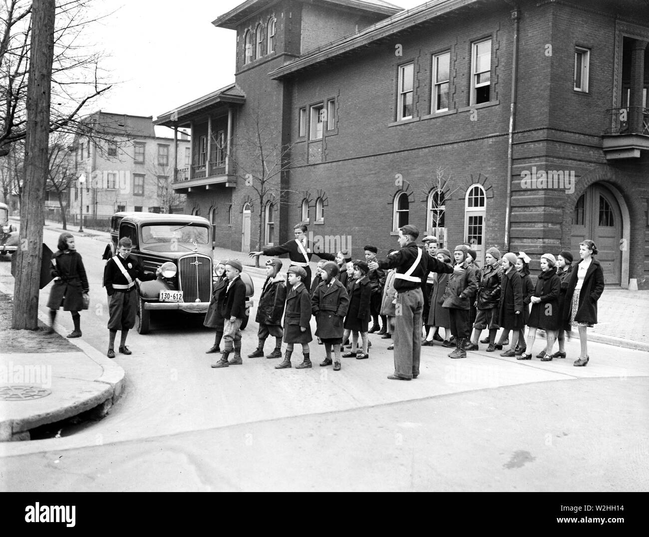 Crossing guard helping children hi-res stock photography and images - Alamy