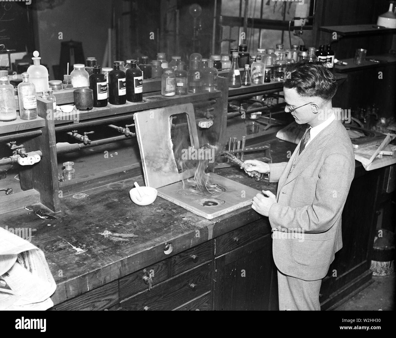 Early 20th century laboratory hi-res stock photography and images - Alamy