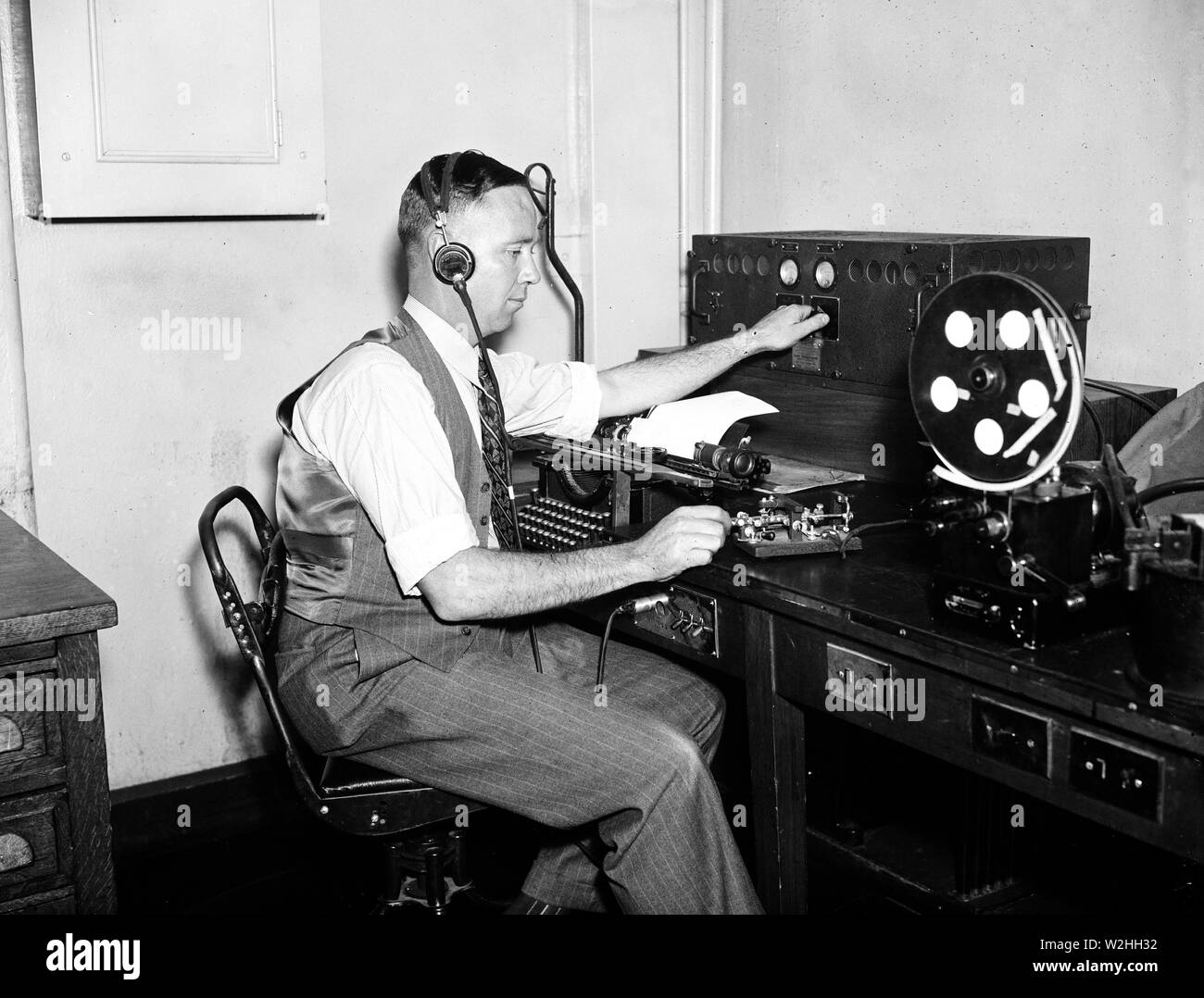 Early 1900s radio hi-res stock photography and images - Alamy
