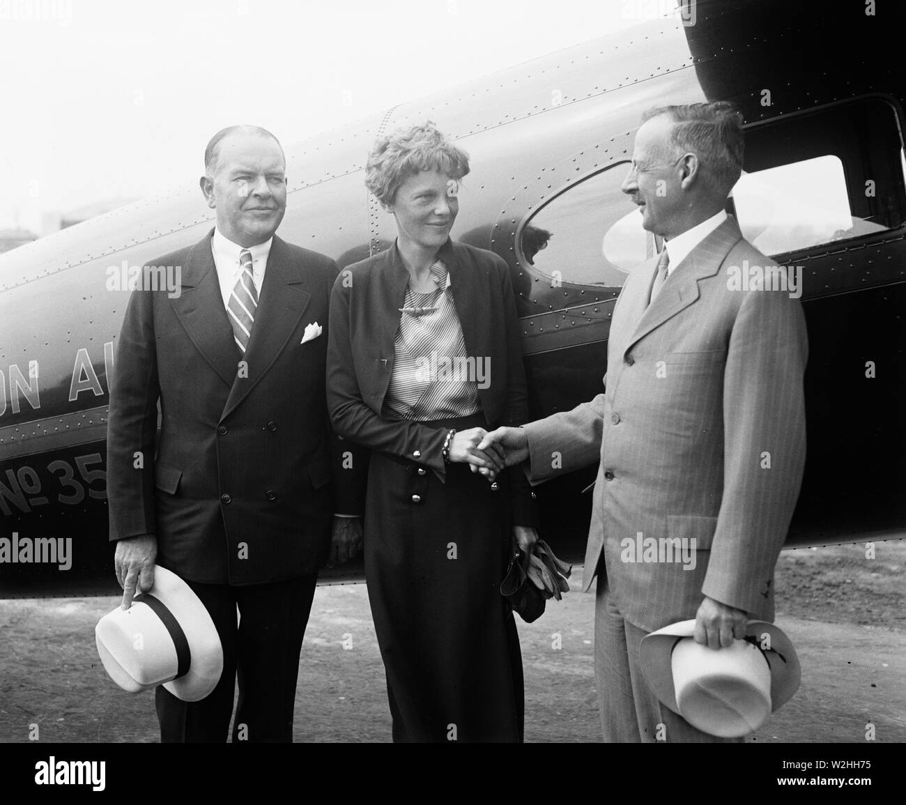 Amelia earhart shaking hands hi-res stock photography and images - Alamy