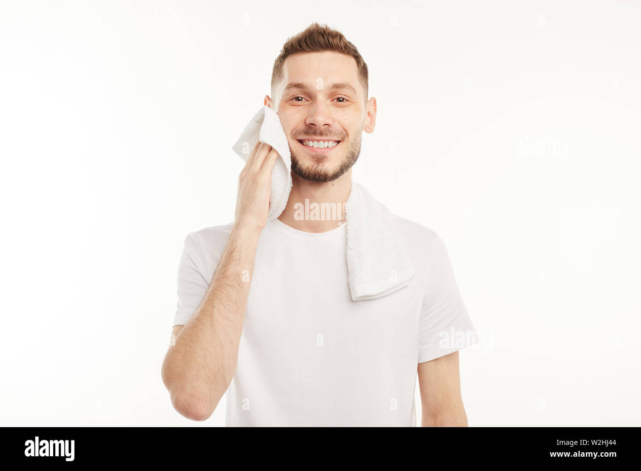 Man wiping face bath towel hi-res stock photography and images - Alamy