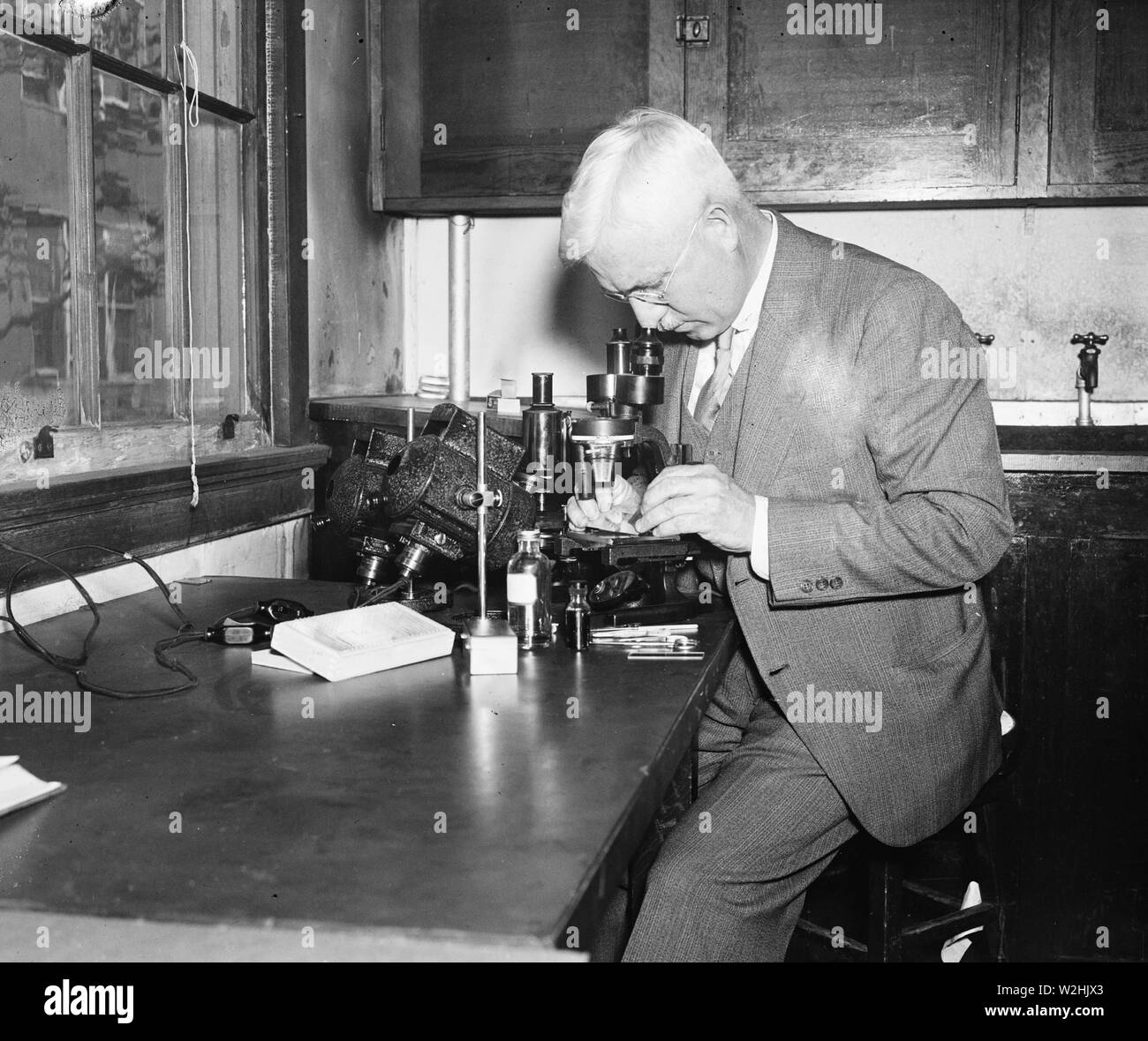 Photo microscope Black and White Stock Photos & Images - Alamy