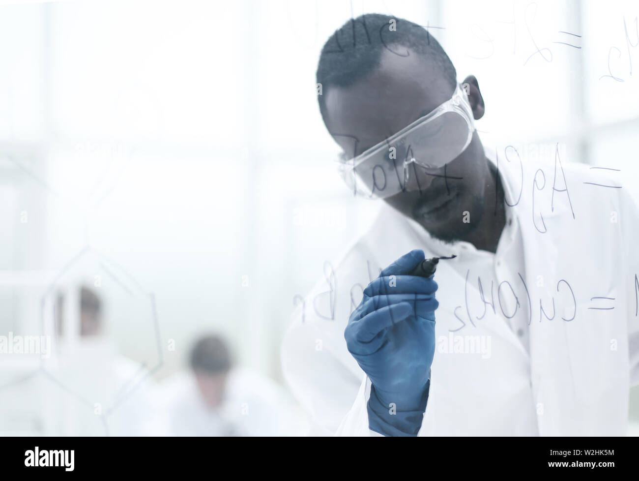 Scientists look at board hi-res stock photography and images - Alamy