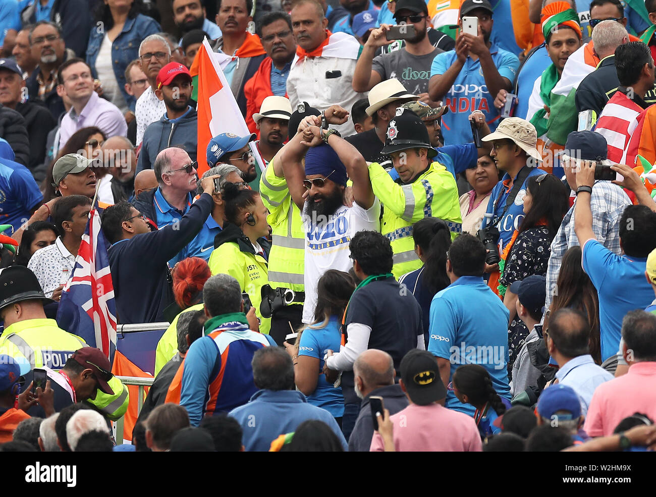 Member crowd being arrested hi-res stock photography and images - Alamy