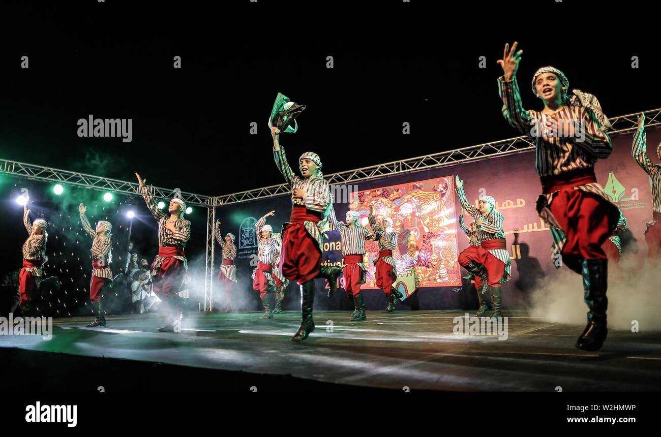 Dabka hi-res stock photography and images - Alamy