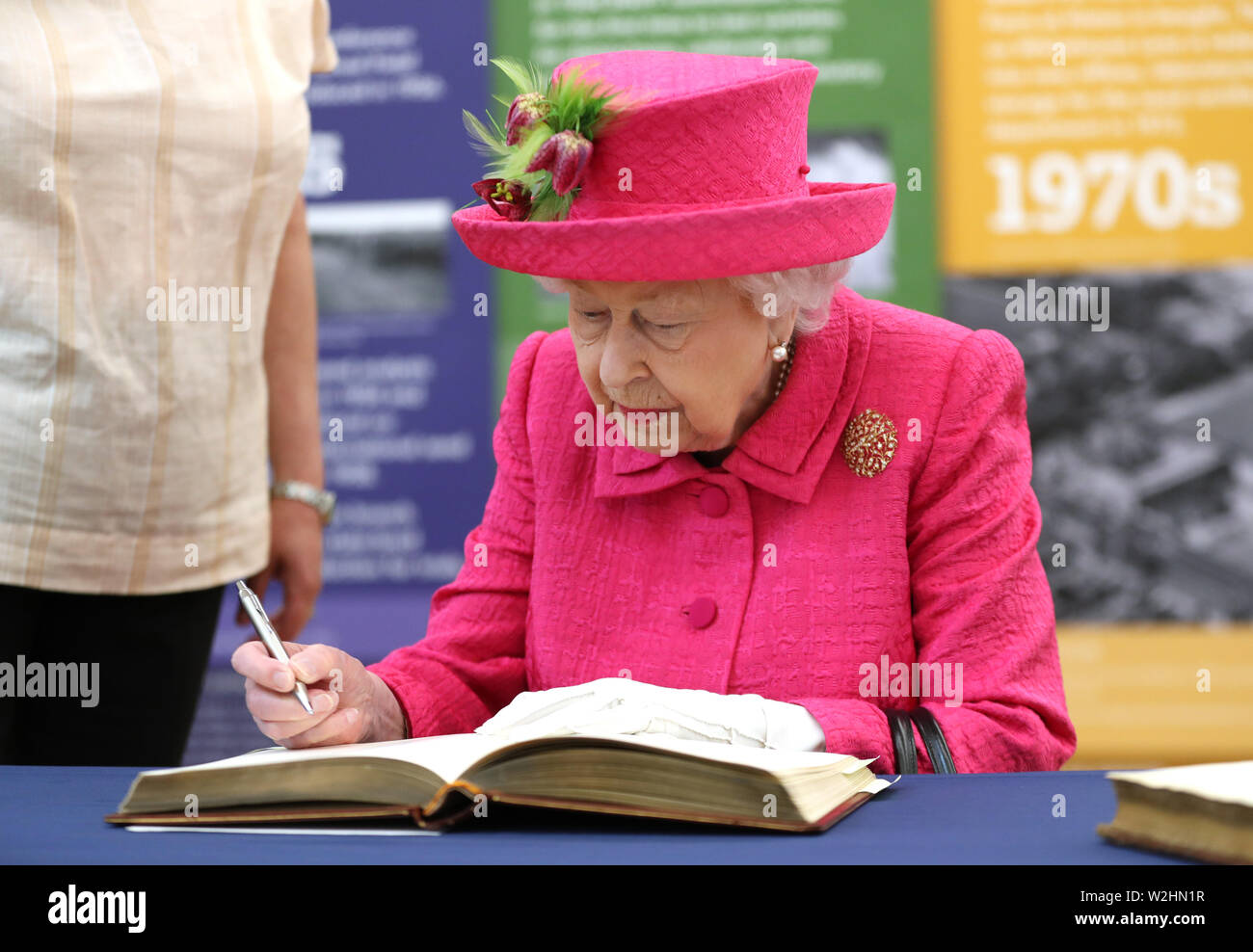 Queen elizabeth farm visit hi-res stock photography and images - Alamy
