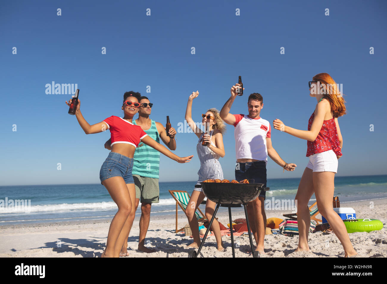 Group barbecue beach hi-res stock photography and images - Alamy