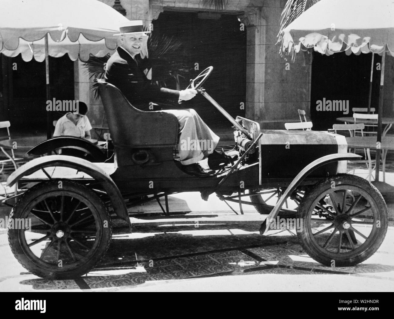 Man driving 1900s car hi-res stock photography and images - Alamy