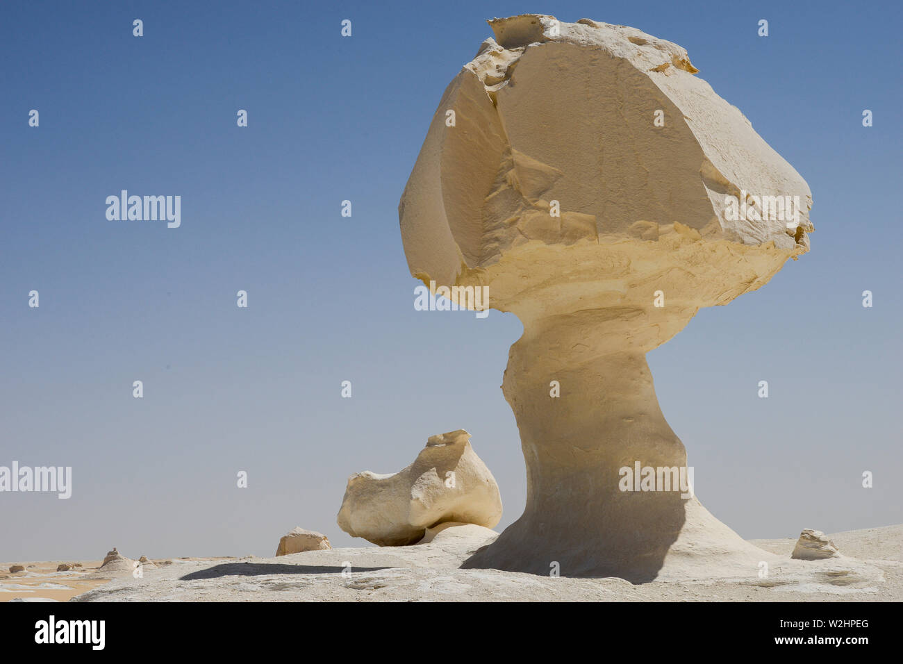 Sahara desert mushroom rock hi-res stock photography and images - Alamy