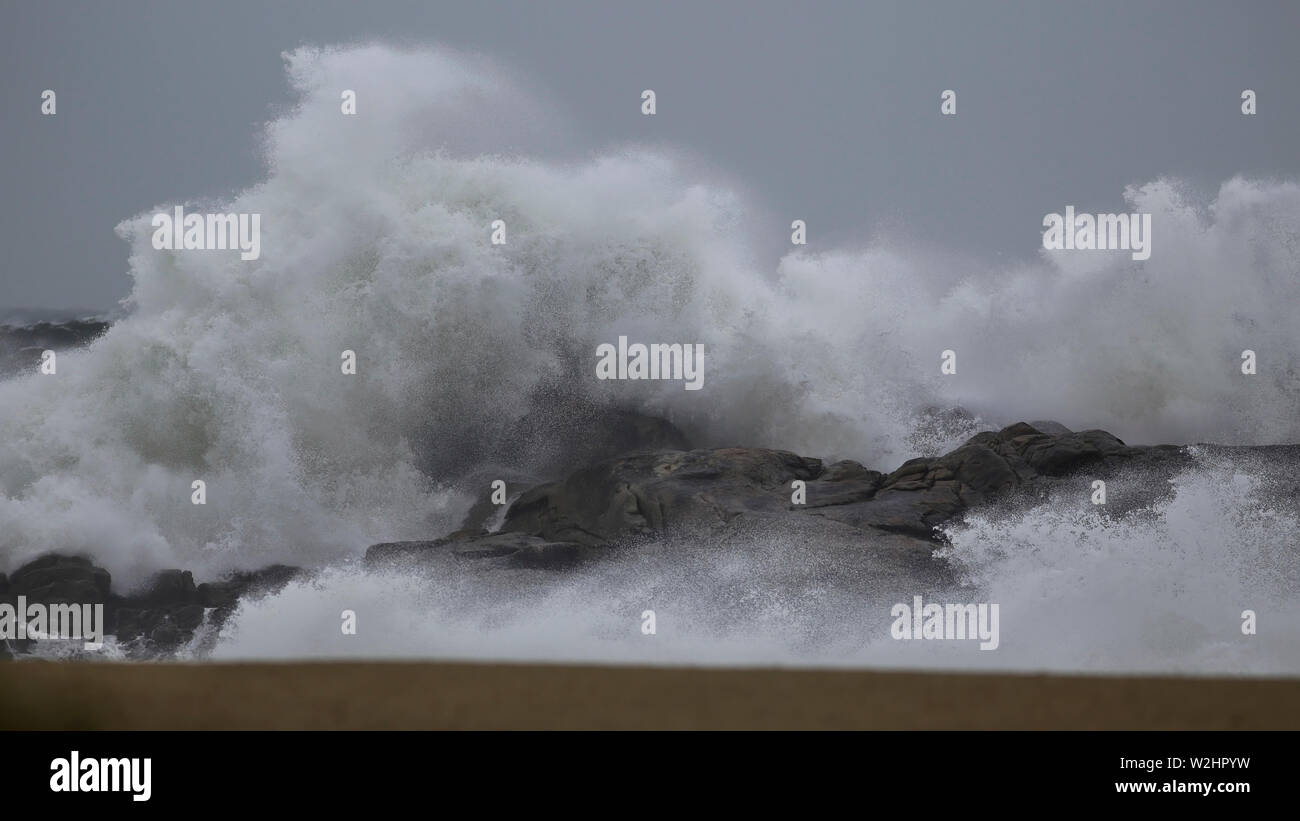 Big rocks with splashing water hi-res stock photography and images - Alamy