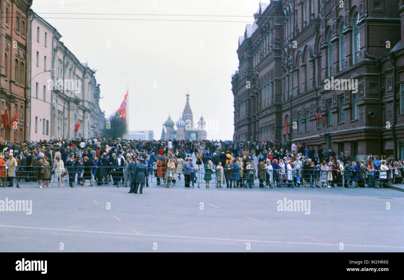 Red square crowd 1970s hi-res stock photography and images - Alamy