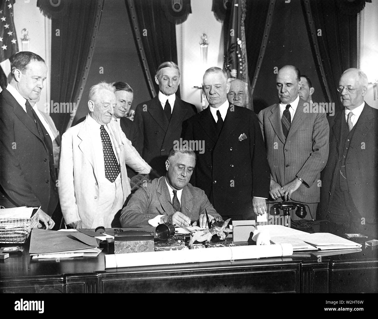 Members banking hi-res stock photography and images - Alamy