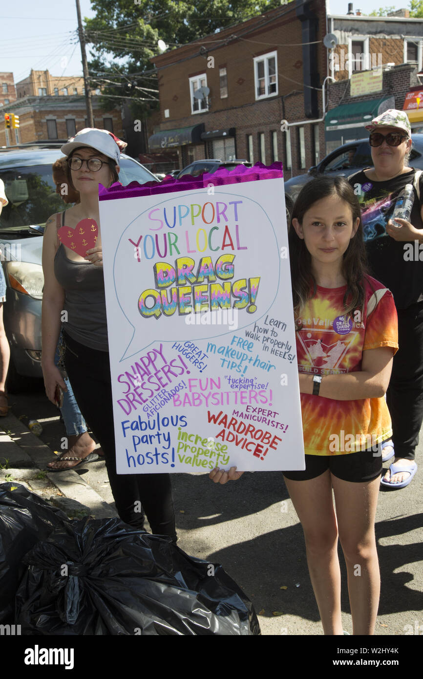 Drag queen reading kids hi-res stock photography and images - Alamy