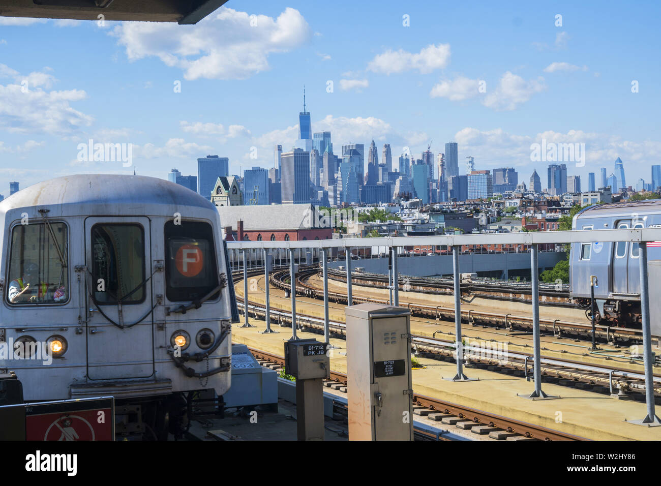 F Train enters the Smith-9th Street elevated subway station withthe ...