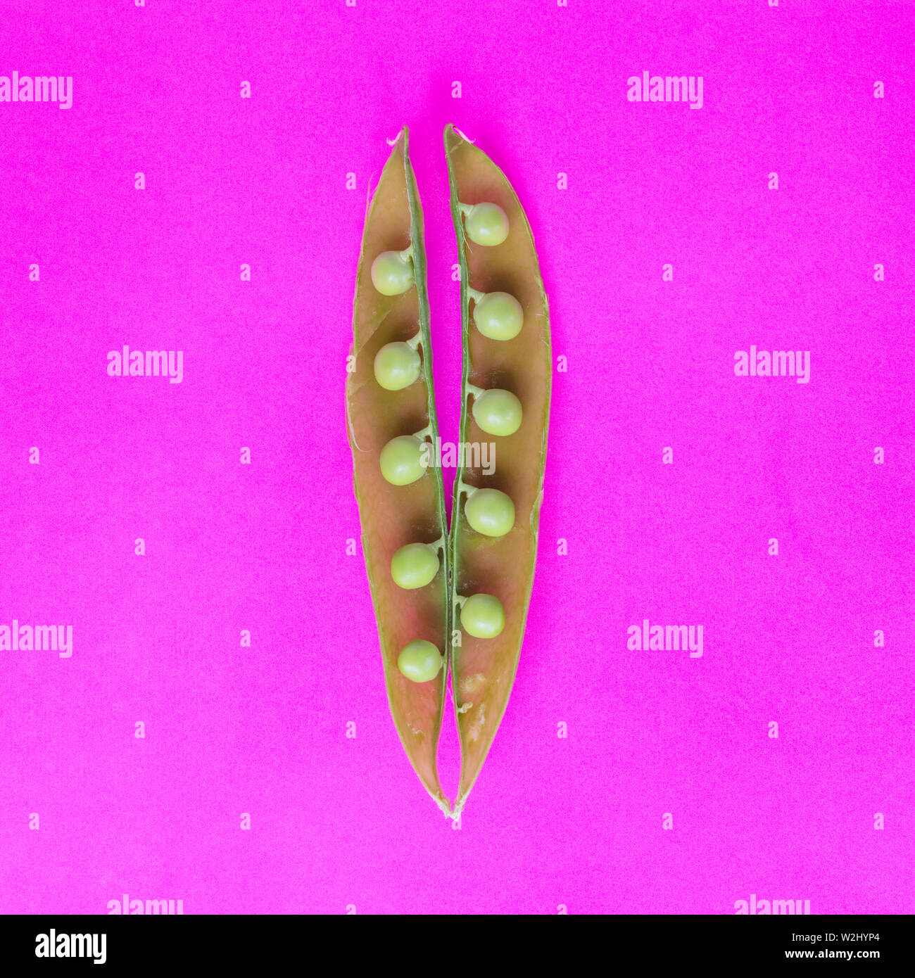 Single pea pod hi-res stock photography and images - Alamy