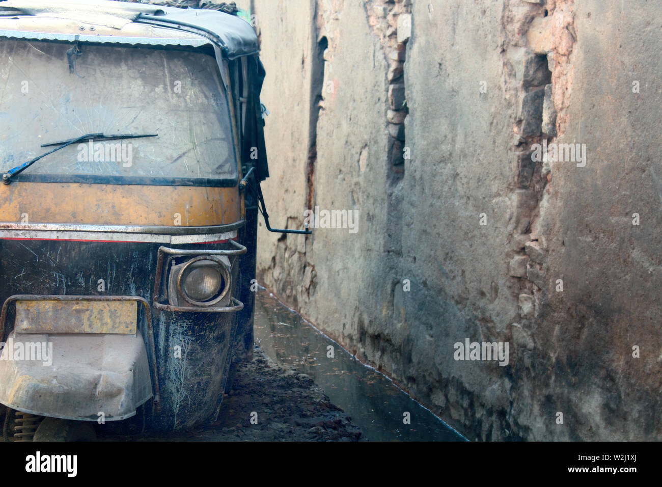 Abandoned commercial vehicles hi-res stock photography and images - Alamy