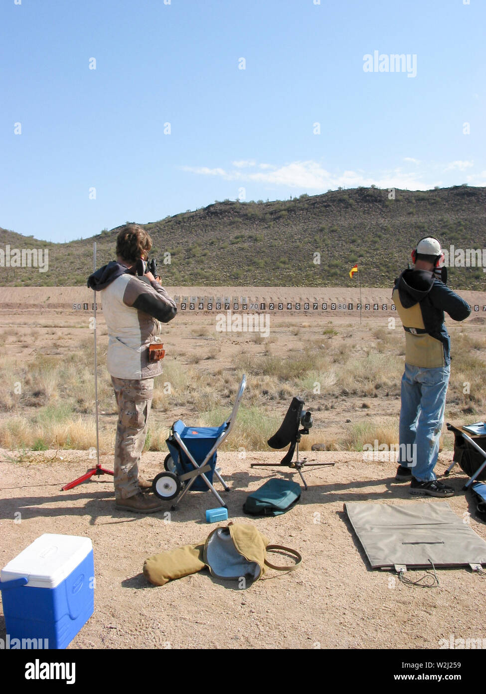Young people shooting guns and firing range Stock Photo - Alamy