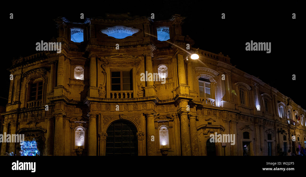 noto sicily baroque town building night view Stock Photo - Alamy