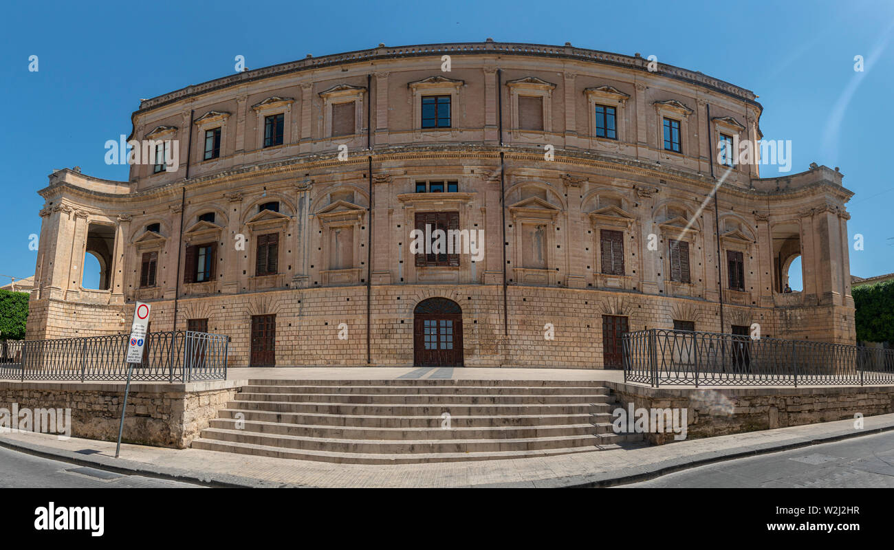 noto sicily baroque town building Stock Photo - Alamy