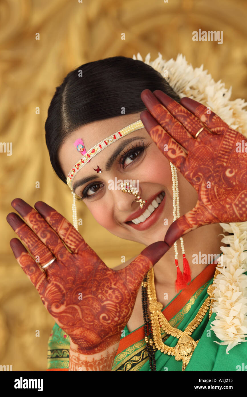 Portrait of an Indian bride making a finger frame Stock Photo - Alamy