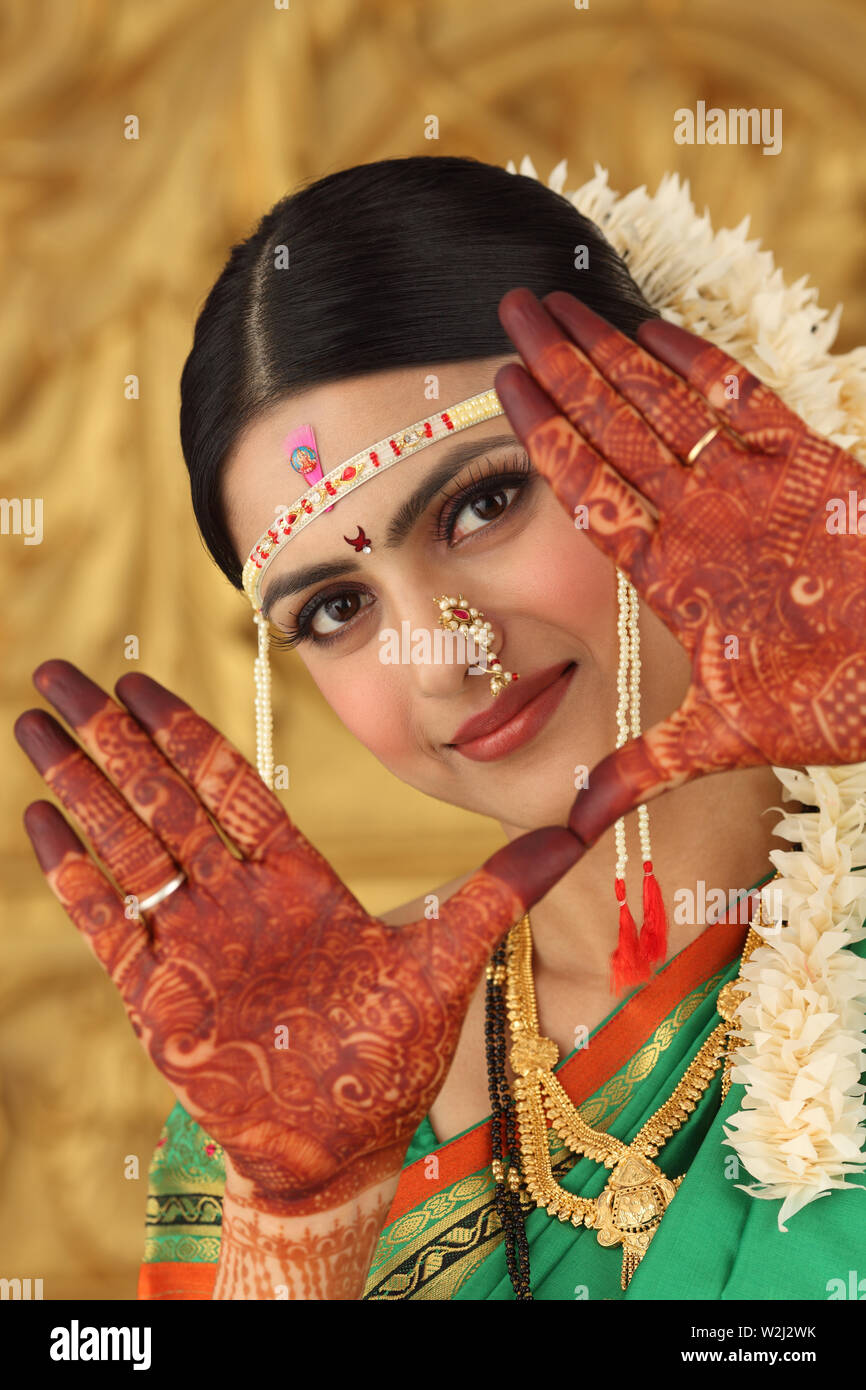 Portrait of an Indian bride making a finger frame Stock Photo - Alamy
