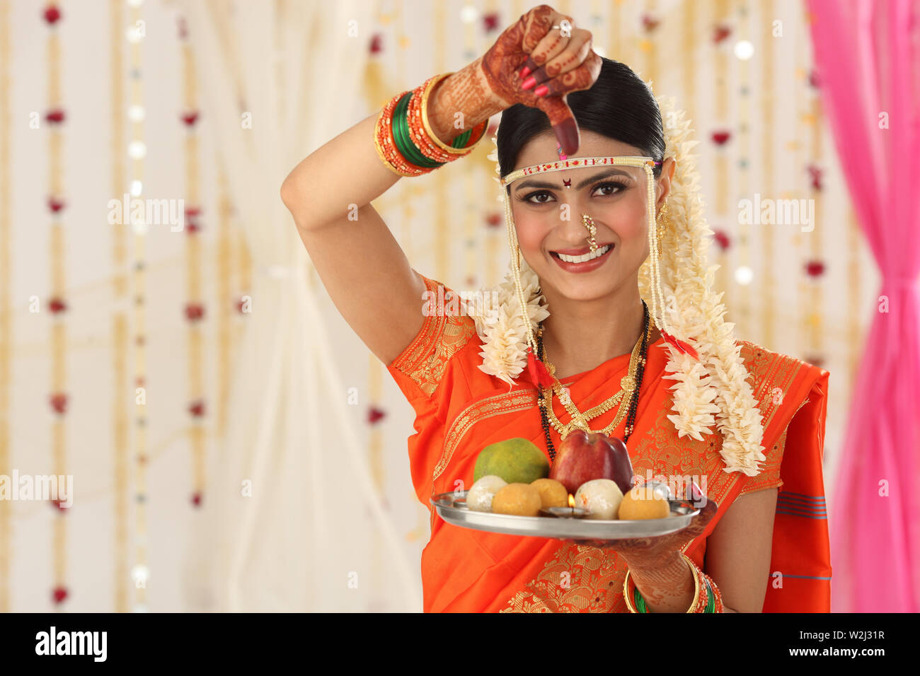 Portrait of an Indian bride applying tika Stock Photo - Alamy